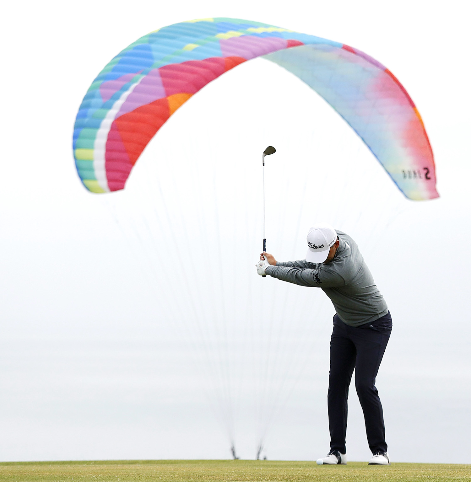 High-Flying Paragliders Populate Torrey Pines Skies - Global Golf Post